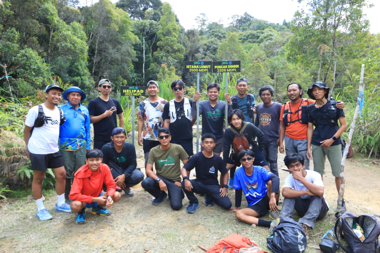 Komunitas Jurnalis Pasang Plakat Nama di Gunung Rore Kautimbu Sambut ...